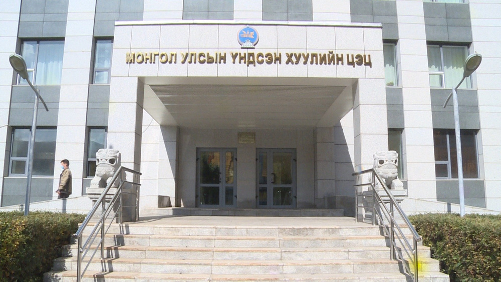 Шүүхийн тухай хууль нь Үндсэн хууль зөрчсөн байна гэж дүгнэжээ